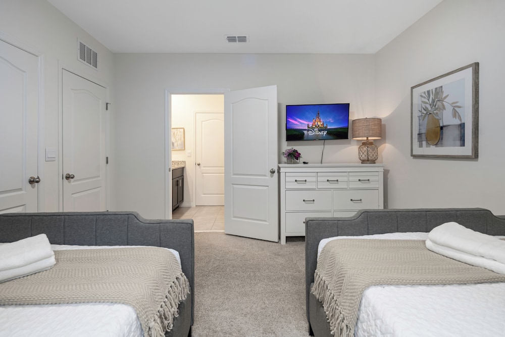 Stunning 7 br Solterra's pool JEWEL! The Resort is your Backyard ...