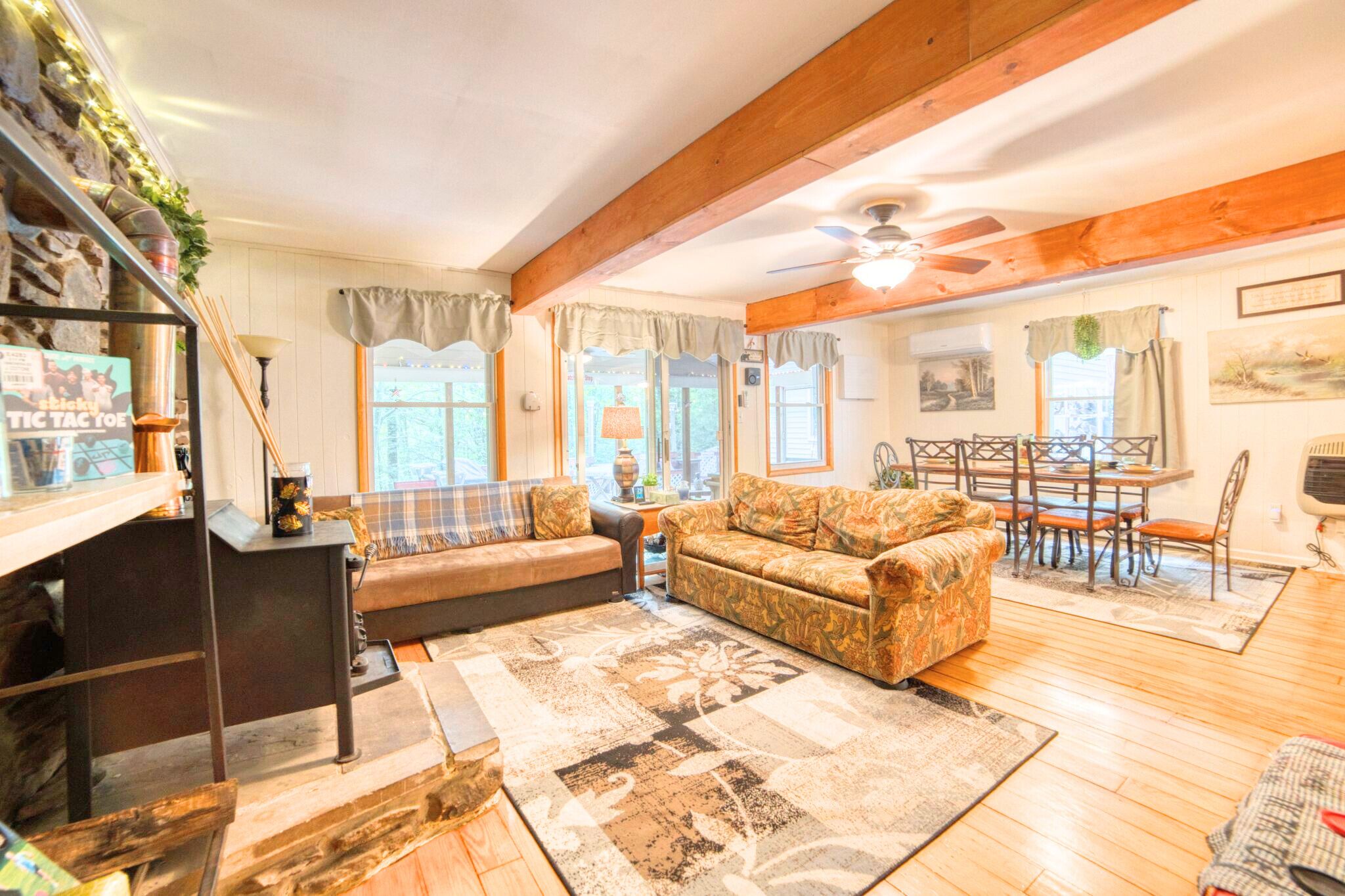 Poconos Hideaway - 1mi To Lake - Firepit - Pets Ok - Lake Wallenpaupack, Tafton