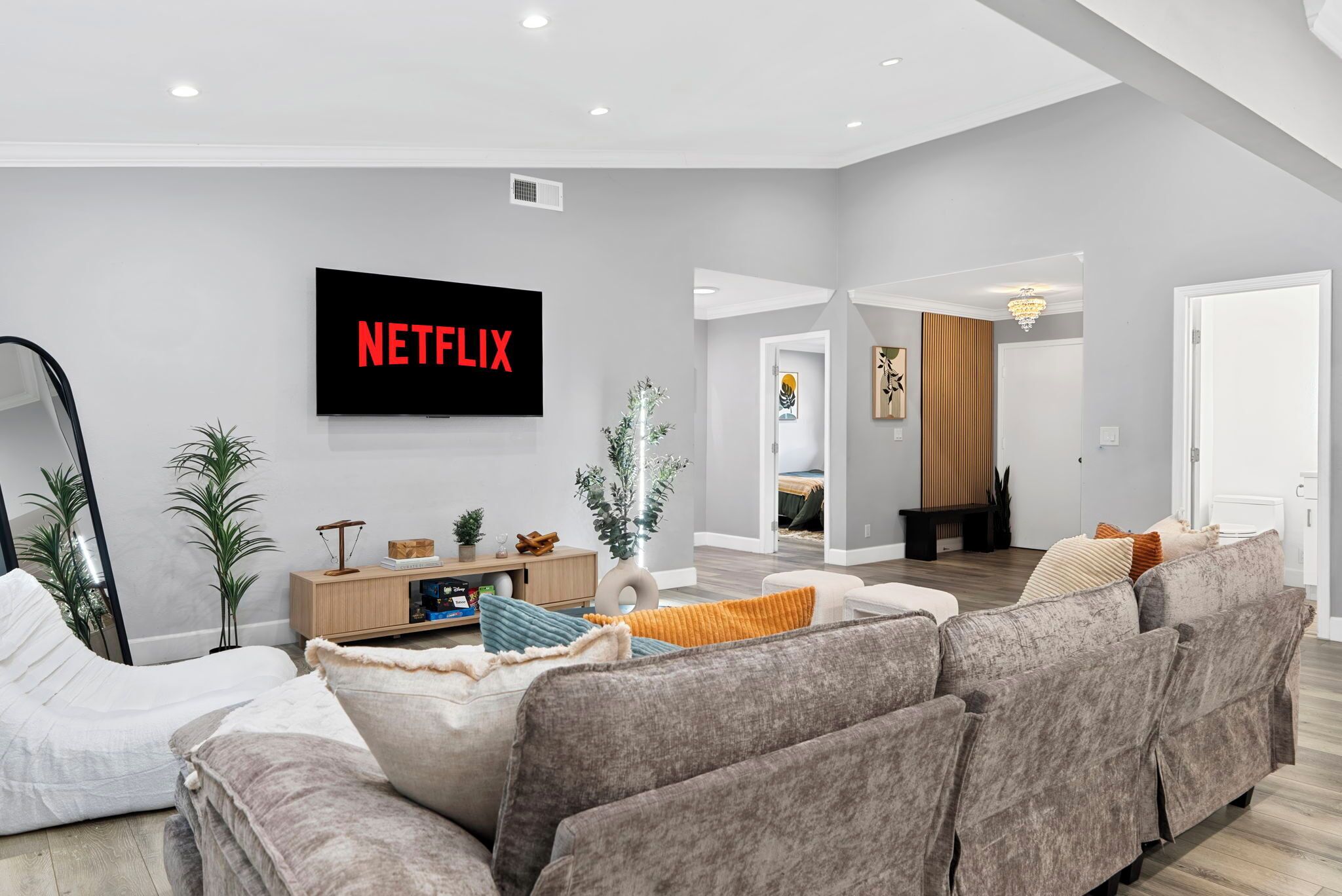 Family Friendly Modern Luxury Socal Hot Tub Retreat - Minutes From Disneyland - Anaheim, CA