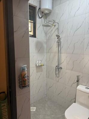 Apartamento Comfort, Vista para a cidade | Casa de banho | Chinelos 