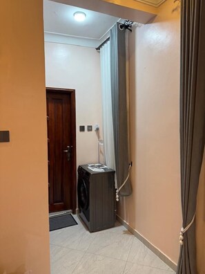 Apartamento Comfort, Vista para a cidade | Casa de banho | Chinelos