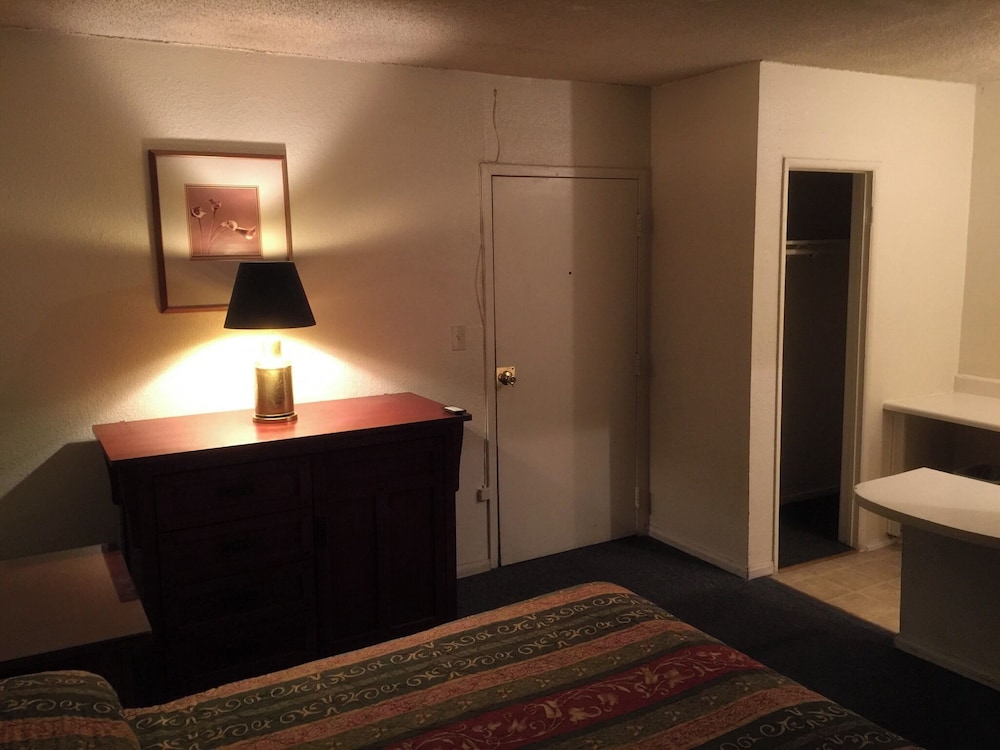 Studio Lodge Hotel - San Fernando, CA