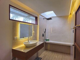 Villa Deluxe, vista parcial para o mar | Casa de banho | Um polibã, chinelos, toalhas fornecidas, sabão 