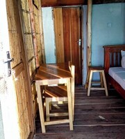 Quarto casal básico, 1 cama Queen, sacada, vista para o lago | Escrivaninha, espaço de trabalho para notebook, Wi-Fi de cortesia