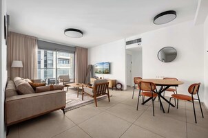 Apartamento conforto, sacada, vista para a praia | Área de estar | TV de tela plana