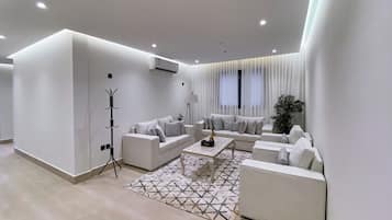 Apartamento premium, varanda | Área de estar | Smart TV 50 polegadas com canais via satélite