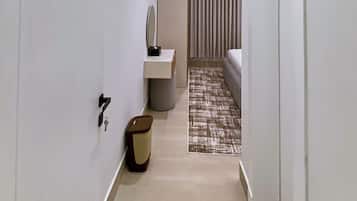 Apartamento premium, varanda | Roupas de cama premium, cofres nos quartos, cortinas blackout