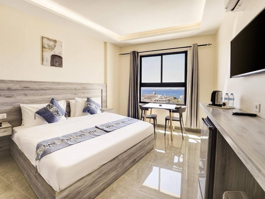 Quarto Duplo ou Twin Deluxe, vista para a montanha | Secretária, Wi-fi grátis