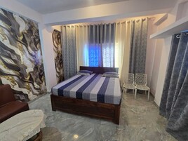 Quarto Deluxe | Secretária, camas desdobráveis, roupa de cama fornecida 