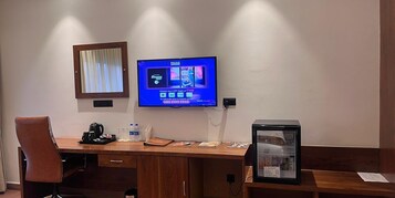 Suíte executiva, sacada, vista para a montanha | Cofres nos quartos, cortinas blackout, quartos à prova de som