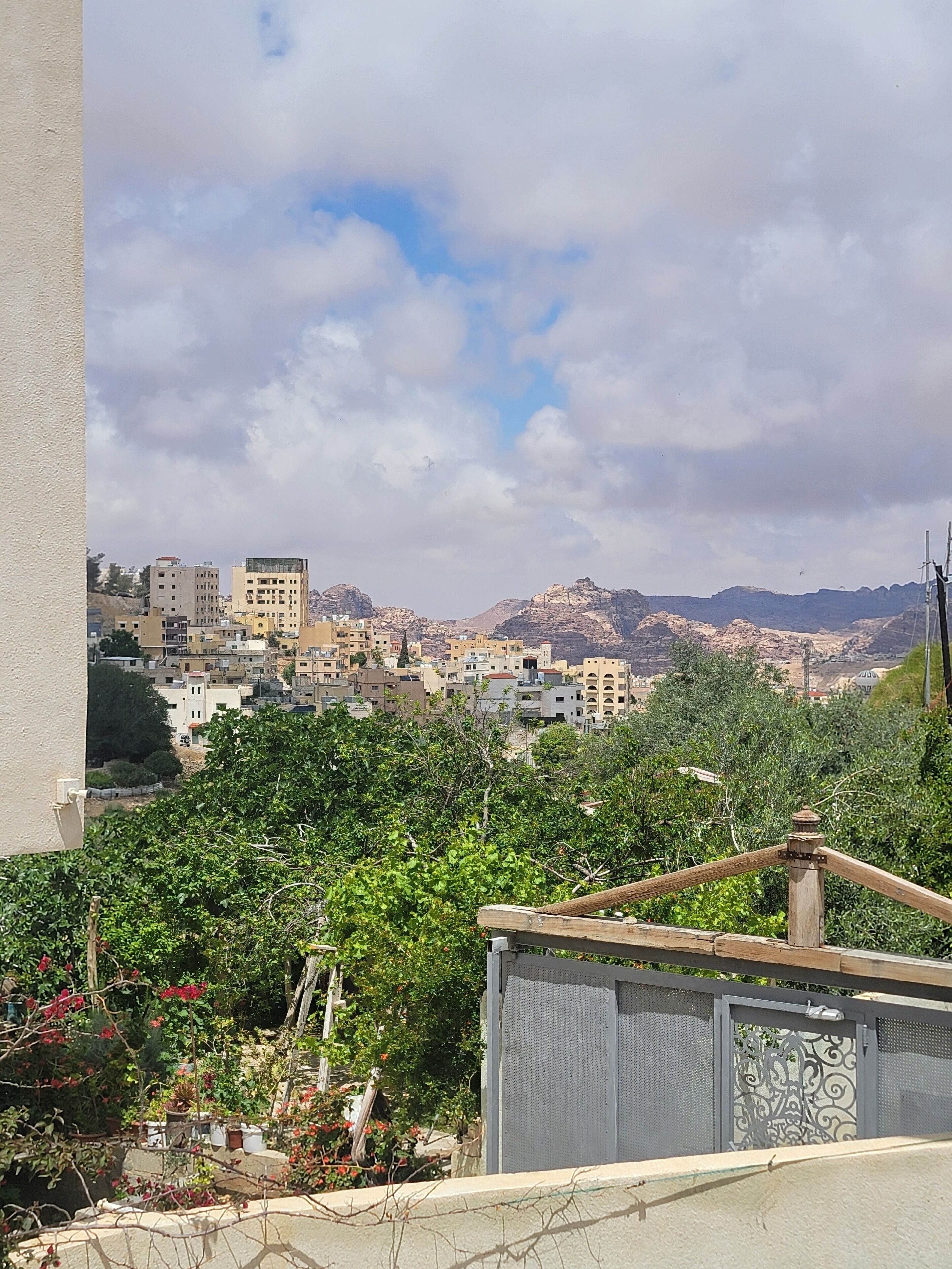 Vista de um horizonte urbano com edifícios e montanhas ao fundo.