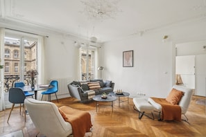Apartamento urbano, 3 quartos, para não fumantes | Área de estar | Smart TV 40 polegadas com canais via satélite