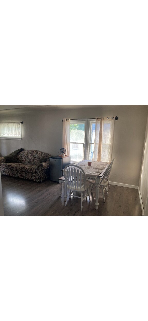 Charming Convenient. 3-bedroom House In Laurel With Ac,parking,storage,and More! - 帕克城