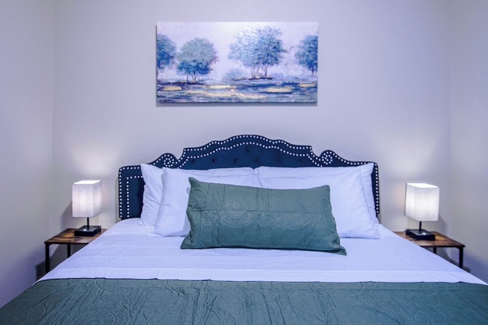 4-King-Beds Bungalow • Modern ~ Stylish Home• North Austin~Minutes to ...