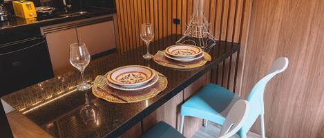 Estúdio Deluxe, 1 cama queen-size | Cozinha privada | Minifrigorífico, um micro-ondas, uma placa de cozinha, uma torradeira