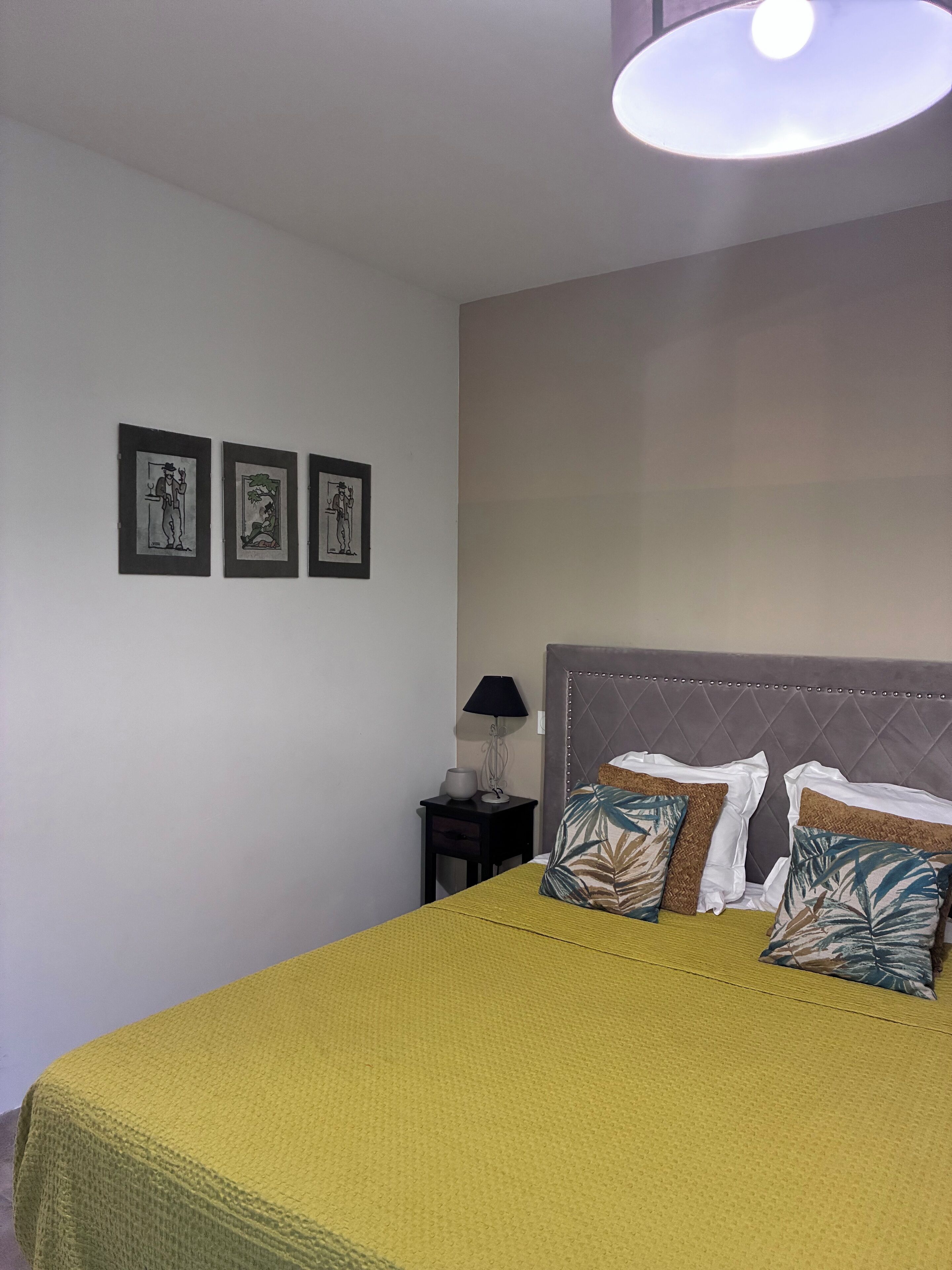 Quarto | Com decoração personalizada, com mobília individualizada, secretária 