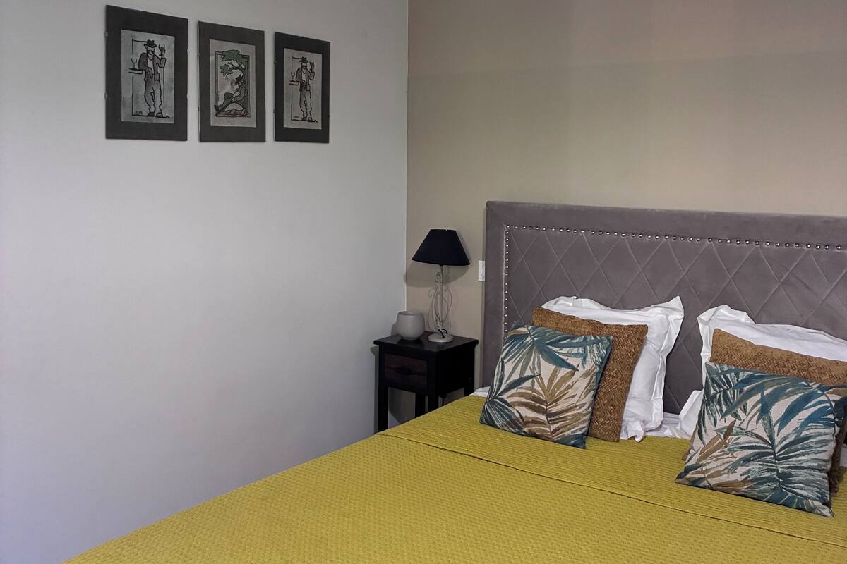 Quarto | Com decoração personalizada, com mobília individualizada, secretária