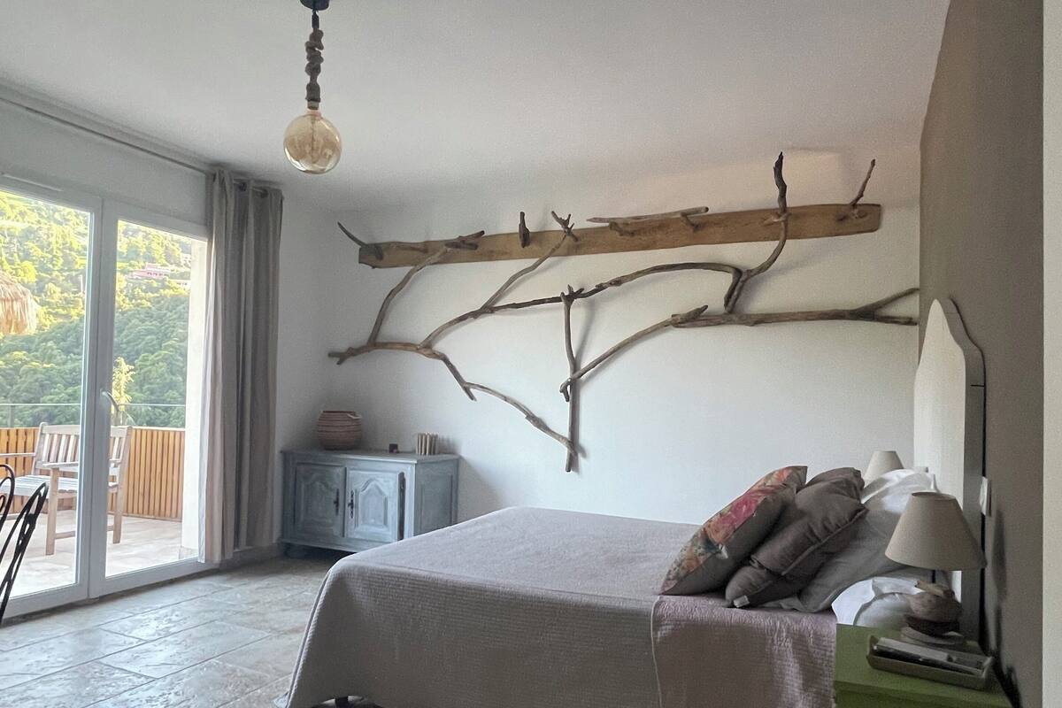 Quarto Quádruplo, vista para a montanha | Com decoração personalizada, com mobília individualizada, secretária