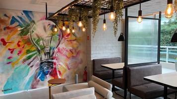 Estúdio luxo, 1 cama Queen, vista para a cidade | Parte interna