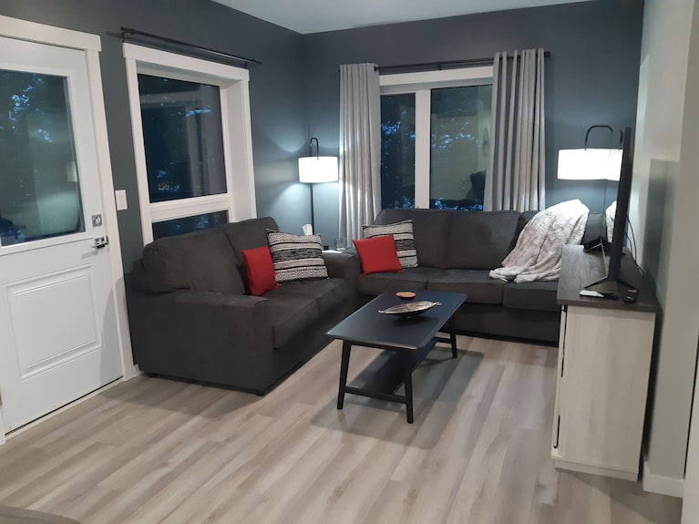 Home Away From Home. Recent Secure Building. Completely Equipped Kitchen. - Whitehorse