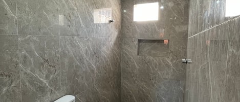 Quarto Twin Económico | Casa de banho | Um polibã, artigos de higiene pessoal grátis, sabão, papel higiénico