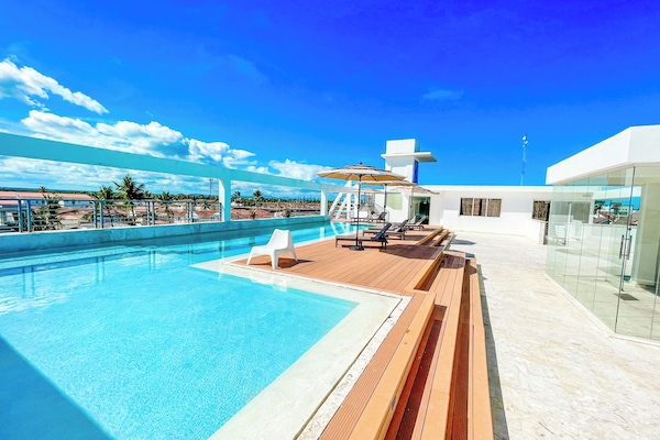 Piscina exterior, da(s) 7:00 à(s) 21:00, guarda-sóis, espreguiçadeiras