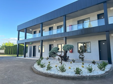 Terrenos do alojamento. Jolly Knight Motel