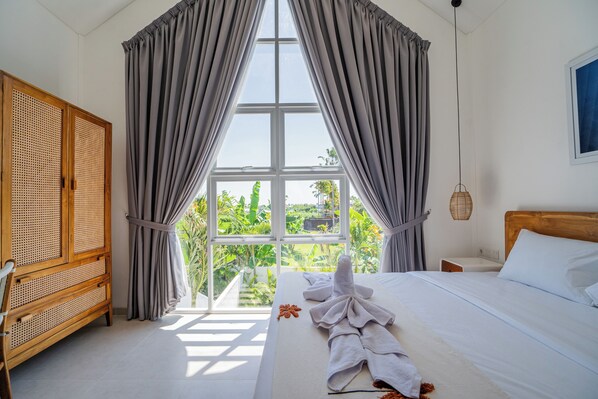 Casa de Férias Deluxe, vista para a piscina | Cofre no quarto, secretária