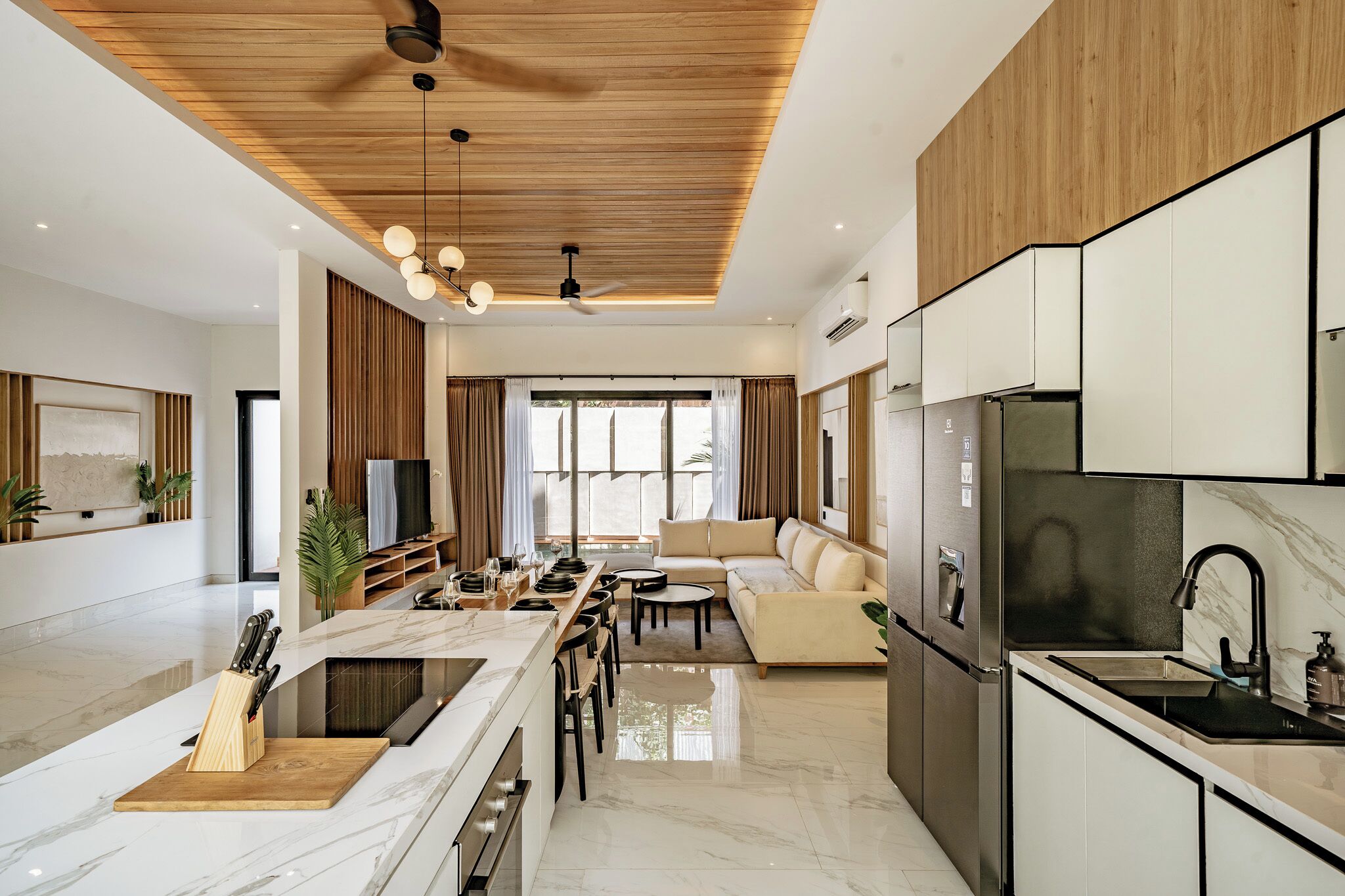 Vila luxo, varanda, vista para a piscina | Cozinha privada | Geladeira grande, micro-ondas, fogão, cooktop