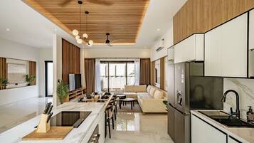 Vila luxo, varanda, vista para a piscina | Cozinha privada | Geladeira grande, micro-ondas, fogão, cooktop