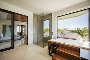 Vila superluxo, varanda, vista para a piscina | Banheiro | Banheira e chuveiro separados, produtos de toalete grátis