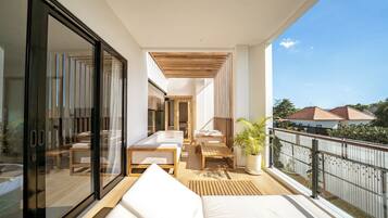 Villa Deluxe, sauna, vista para a piscina | Vista da varanda