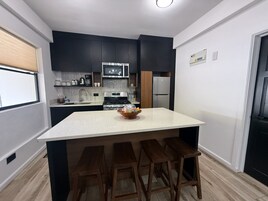 Apartamento de Luxo em Condomínio Fechado, 2 quartos | Cozinha privada | Um frigorífico, um micro-ondas, uma cafeteira/bule