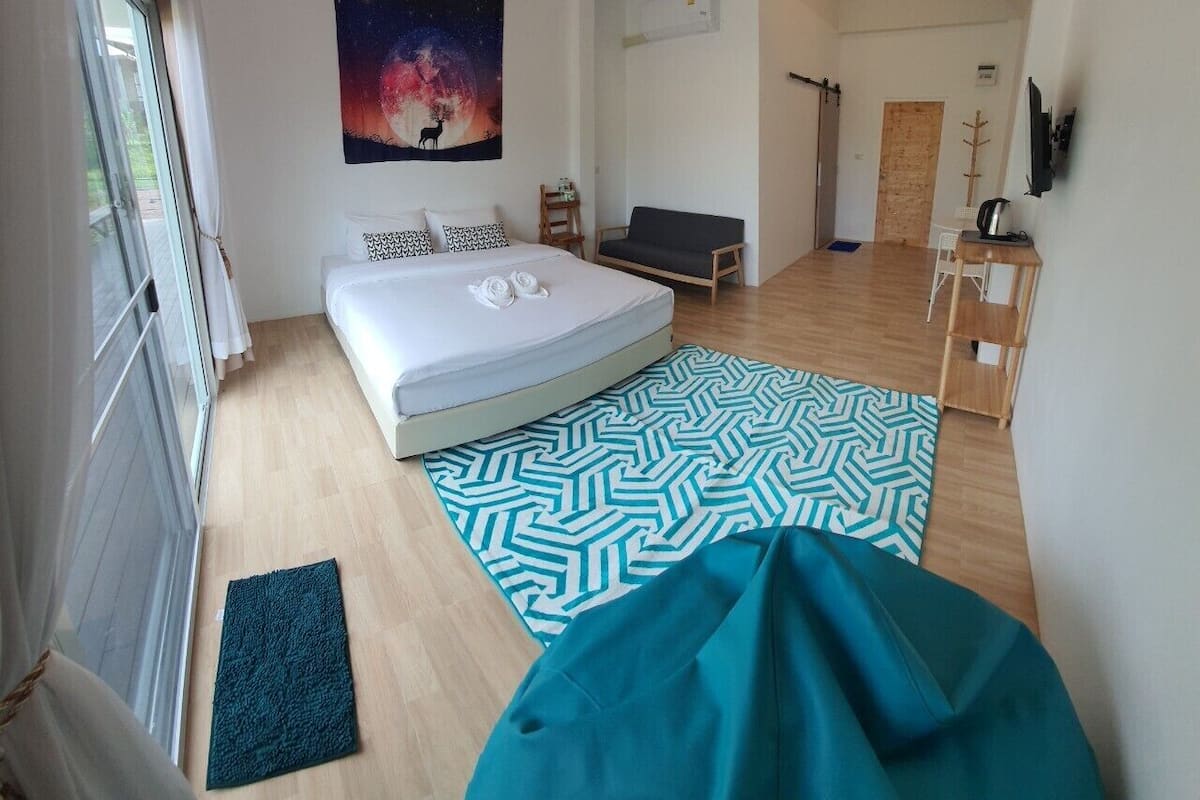 Quarto Individual, vista para o resort | Secretária adequada para computadores portáteis, Wi-fi grátis