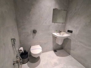 Quarto casal luxo | Banheiro | Produtos de toalete grátis, toalhas de banho, sabonete, shampoo