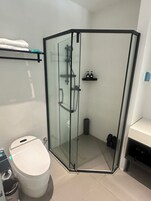 Quarto Duplo ou Twin Elite, não fumadores, serviço de limpeza e arrumação | Casa de banho | Artigos de higiene pessoal grátis, um secador de cabelo 