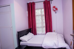 Quarto Individual Comfort | Secretária adequada para computadores portáteis, Wi-fi grátis 