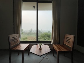 Quarto Duplo Familiar, pátio, vista para o jardim | Sala de estar