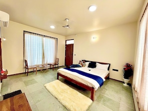 Quarto Duplo Familiar, pátio, vista para o jardim | Secretária, secretária adequada para computadores portáteis 