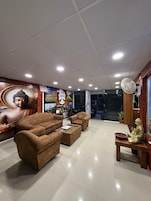 Área de estar no saguão