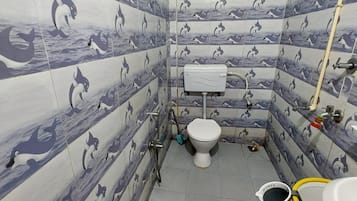 Um polibã, um chuveiro fixo, toalhas fornecidas, sabão