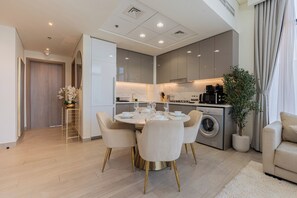 Apartamento Deluxe, varanda, Vista para a cidade | Refeições no quarto