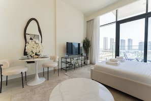 Estúdio Deluxe, varanda, Vista para a cidade | Sala de estar | Smart TV de 55 polegadas com canais digitais