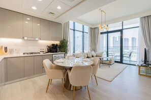 Apartamento Deluxe, varanda, Vista para a cidade | Refeições no quarto