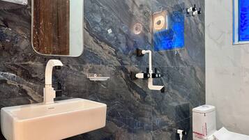 Chuveiro, toalhas de banho, sabonete, shampoo