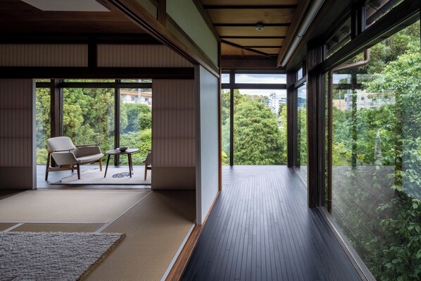 Quarto casal superluxo, para não fumantes, sacada | Cofres nos quartos, escrivaninha, ferros/tábuas de passar roupa