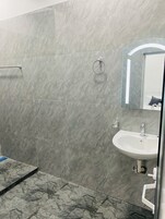 Quarto Triplo Familiar, varanda | Casa de banho | Um polibã, um secador de cabelo (mediante pedido), toalhas fornecidas