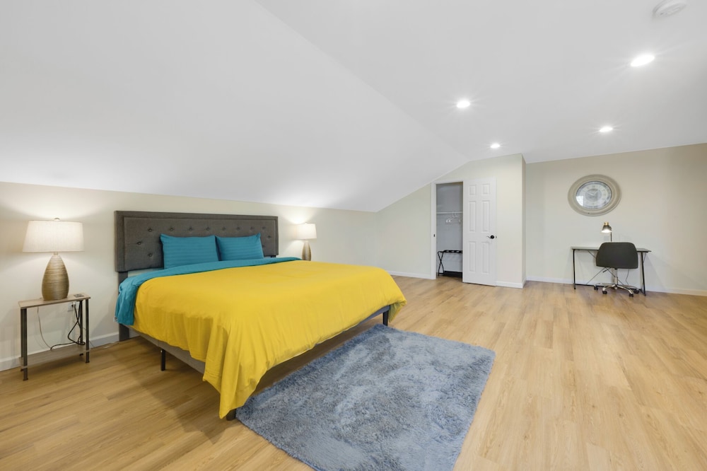Group-Friendly Townhouse Stay – Sleeps up to 20 - Bloomfield | Vrbo