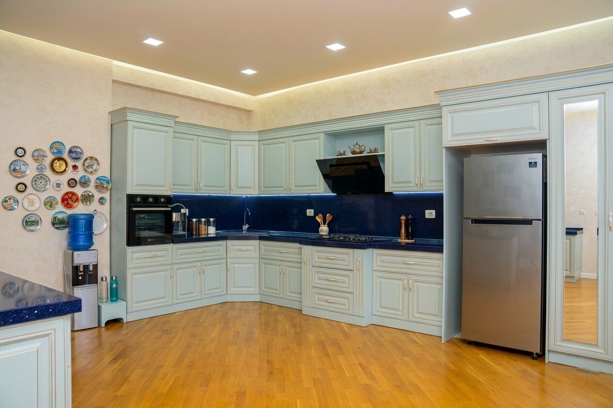 Apartamento Panorâmico | Cozinha privada | Um frigorífico no espaço comum, uma chaleira elétrica 