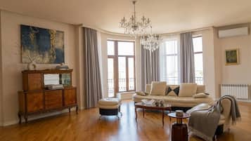 Apartamento Panorâmico | Roupa de alta qualidade, edredões de penas, camas de colchão pillowtop